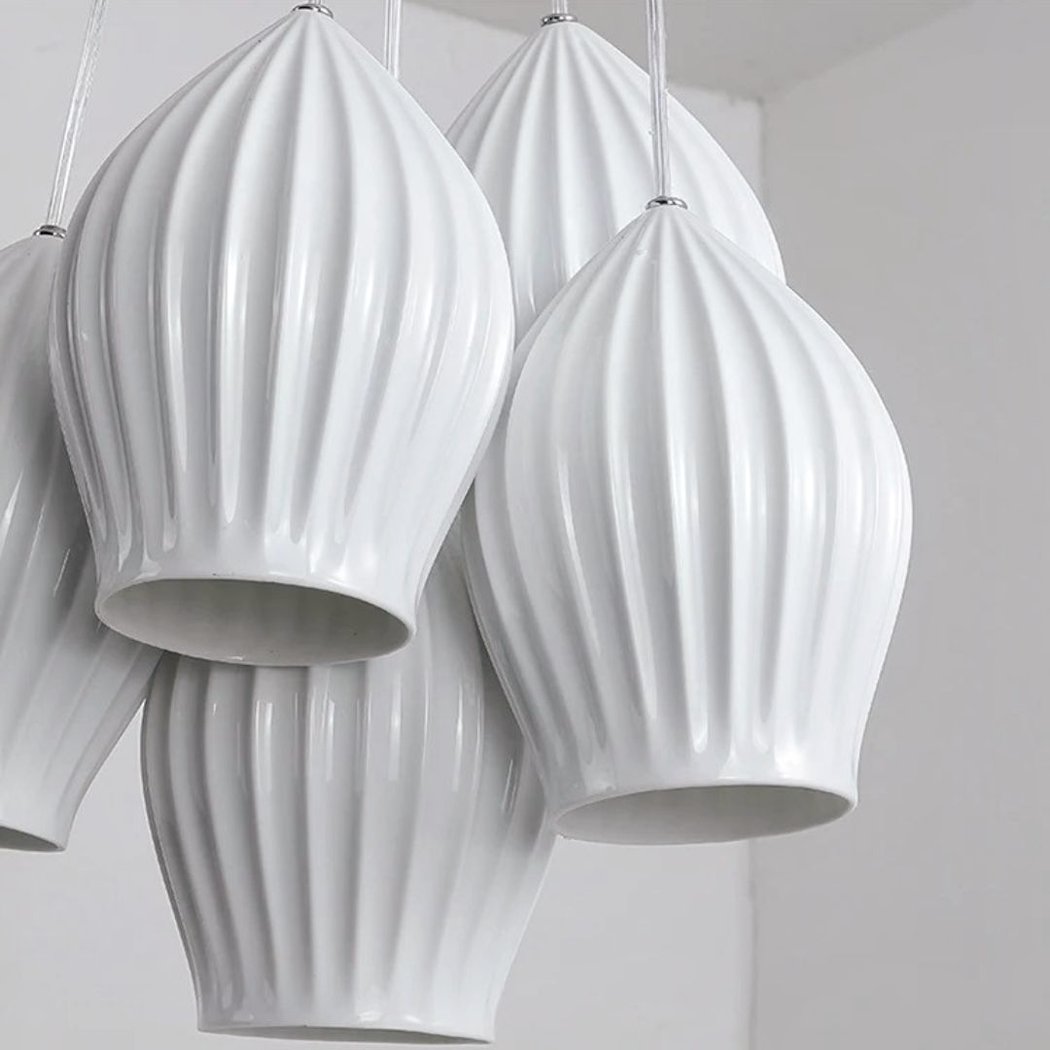 Lámpara colgante de varias luces con cinco pantallas de cerámica blanca ...