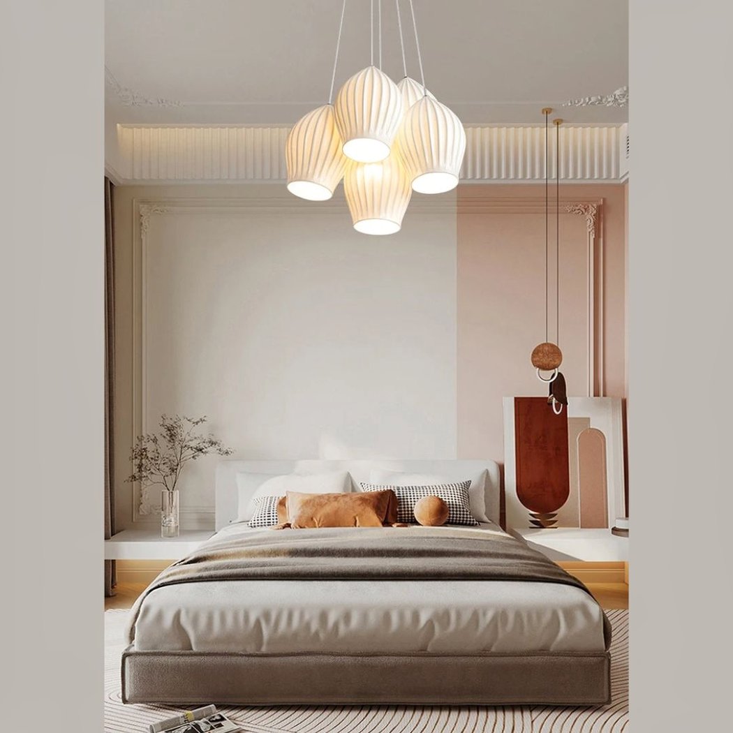 Lámpara colgante de varias luces con cinco pantallas de cerámica blanca ...