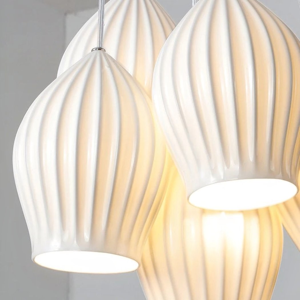 Lámpara colgante de varias luces con cinco pantallas de cerámica blanca ...