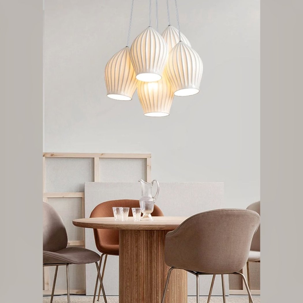 Lámpara colgante de varias luces con cinco pantallas de cerámica blanca ...