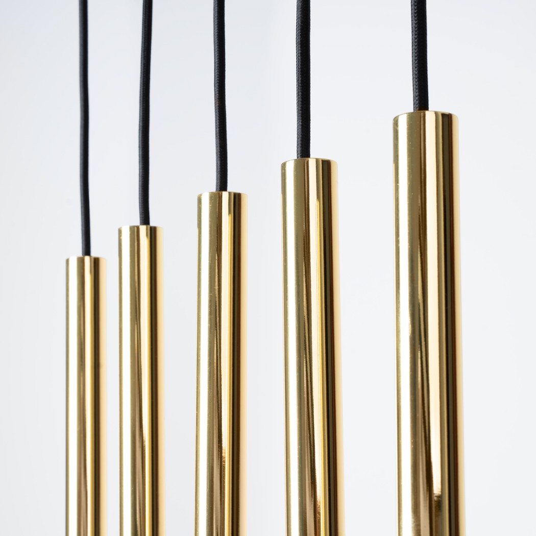 Lámpara colgante tubular múltiple de metal dorado • Tendencia Luminarias
